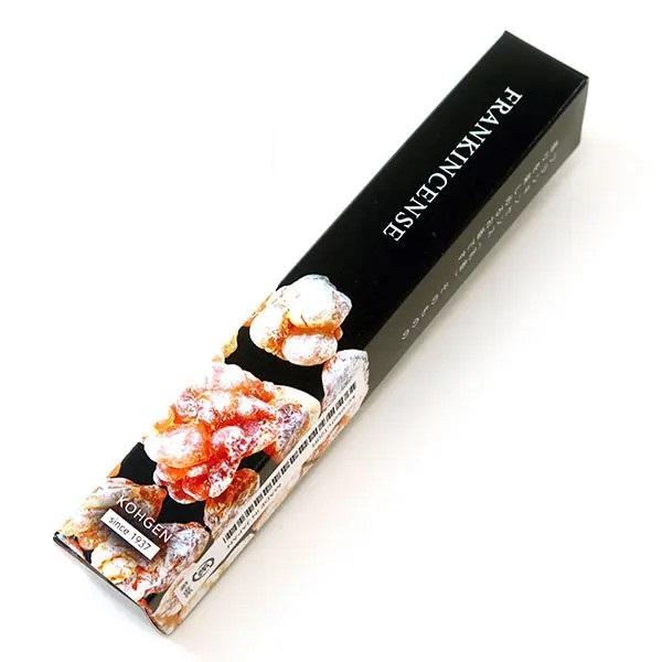 お香の種類：短寸お香メーカー：香源香り系統：乳香のピュアな香りお香の長さ：13.3cm燃焼時間(約)：25分内容量：20本パッケージ：紙箱 2.2×2.2×14.3cm特徴：この『フランキンセンス』のお香はスーダン産乳香とタブ粉、炭粉のみで...