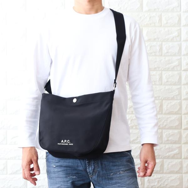 A.P.C. アー・ペー・セー ショルダー バッグ メンズ ・ブランド　：A.P.C. ・商品名　　：BESACE JOURNAL スモール ショルダーバッグ・品番　　　：M67010 PSAKR・カラー　　：LZZ / ブラック BLAC...
