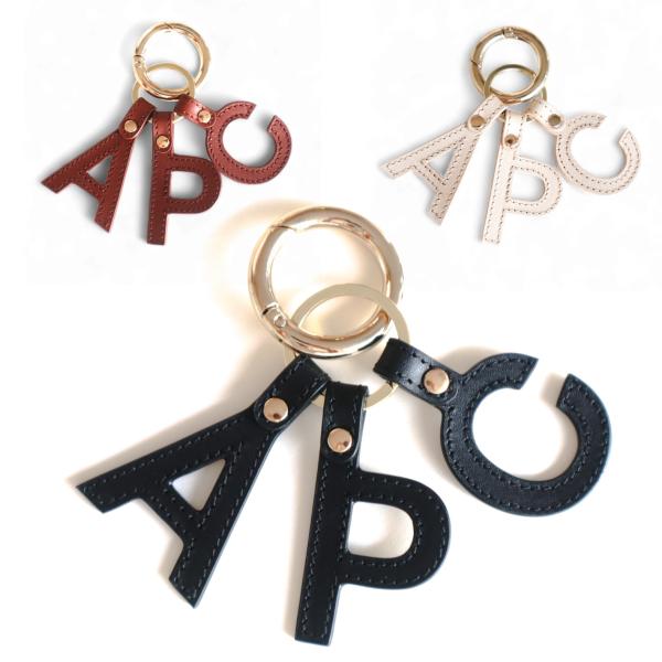 A.P.C. アーペーセー キーホルダー・ブランド　：A.P.C. アーペーセー・商品名　　：PORTE CLEFS APC・品番　　　：PXAWV-F63656・カラー　　：１．クリーム CREAM　　　　　　：２．ヘーゼルナッツ HAZ...