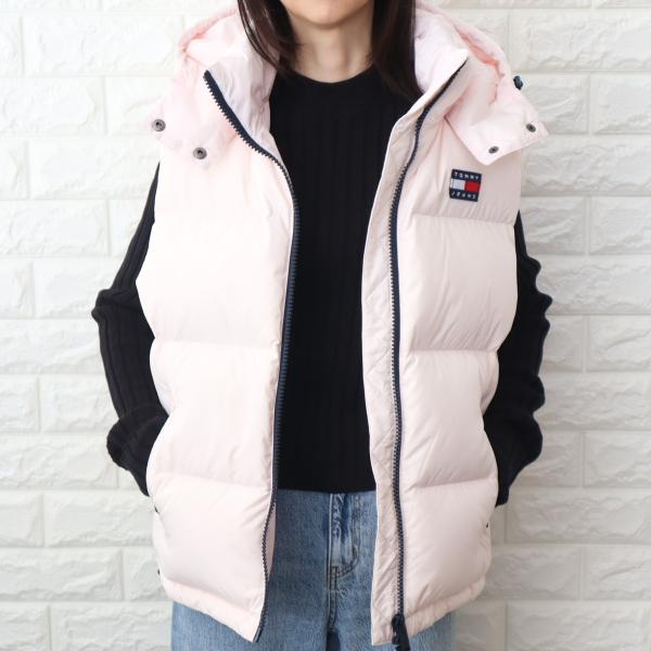 ダウンベスト レディース トミージーンズ・ブランド　：TOMMY JEANS トミージーンズ・アイテム名：ALASKA PUFFER VEST・品番      　：DW0DW14290・カラー   　：TJ9 / Faint Pink（ライ...