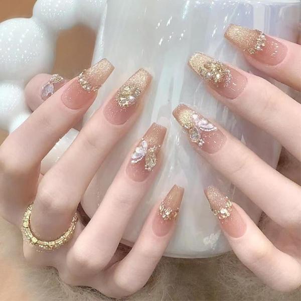 ■使用方法(1)消毒用エタノール等で爪の油分や汚れをふき取る(2)粘着グミタイプ：適切なサイズの粘着グミを爪に貼り、表面フィルムを剥がす　グルータイプ：ネイルチップの裏側に適量にグルーを塗る(3)爪の根元からネイルチップを付ける(4)20秒...