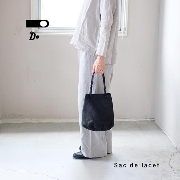 【サイズ】縦26×横26×マチ19cm　持ち手の長さ（付け根から）44cm【カラー】ブラック【素材】豚革【重量】約280g【生産国】日本【ご注意】自然な風合いを生かすため、表面加工の少ない革を使用しています。色落ち、色移り、小さなキズやシワ...