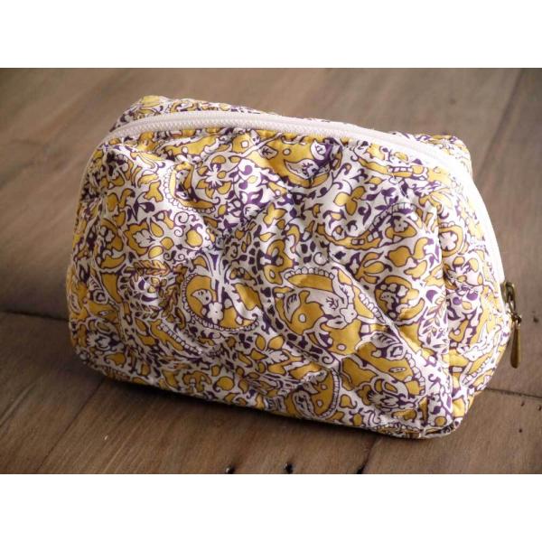 リバティプリントを使ったキルティングポーチです。全面にリバティプリントのキルティングを使用して、1枚仕立てで作ったポーチです。裏地は光沢のあるサテン生地。コロンとした丸みを帯びたフォルムです。口も大きく開くので化粧ポーチ、小物入れにオススメ...