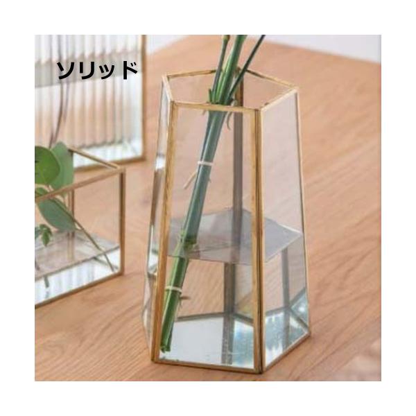 シックで洗練されたアンティーク調のフラワーベースのご紹介です。■口が五角形ですそ広がりのデザイン■シンプルでクリアな「ソリッド」はシャープな印象に。角度によってうっすら緑がかった様に見えて、光に照らされることでさらに美しく魅せてくれるところ...