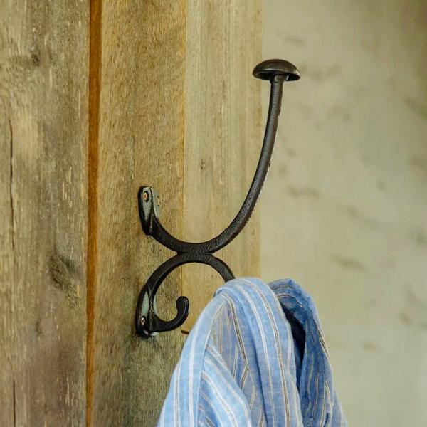 ブラックカラーが印象的な、少し変わった形のアイアンのウォールフックのご紹介です。お洋服と帽子をセットで掛けれる壁掛けフック。■ 商品仕様■・フック　ブラック　64151・素材：キャストアイアン・重量：790g・サイズ：約W33×D13×H2...