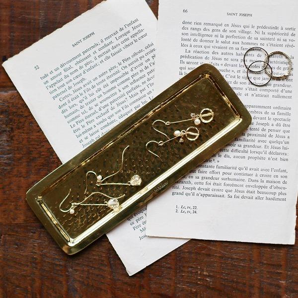 品名in bloom / インブルームブラストレイ ロング92350025サイズ約 w170×d55×h4mm重さ約 40g素材ブラス(真鍮)原産国インドブランドin bloom / インブルームご注意※ブラスは無塗装仕上げのため、黒くくす...