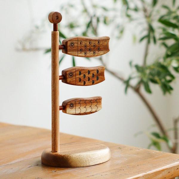 天然木を使用した卓上こいのぼりのご紹介です。・インドネシア原産のコントラストが美しいスワーウッドを使用した 木製のこいのぼりです。・玄関やリビングなどに気軽に飾りやすい コンパクトなサイズ感。・インテリアに馴染む素朴なたたずまいなので、お子...