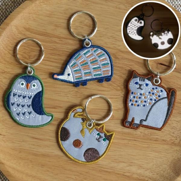 品番リフレクター刺繍キーリング猫　ふくろう　はりねずみサイズ・CAT BR/約54×60×厚さ3 mm・CAT YE/約58×50×厚さ3 mm　・OWL/約53×65×厚さ3 mm　・HEDGEHOG/約65×50×厚さ3 mm（※金具含...