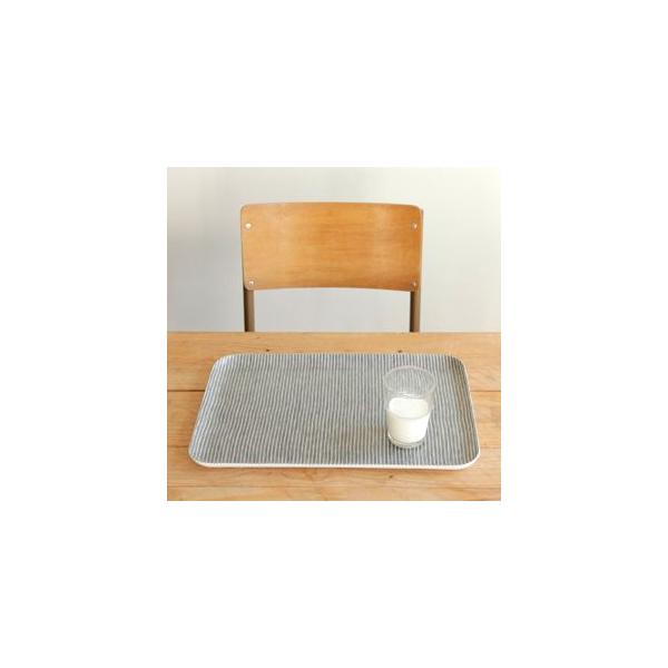 notebooks社、fogのリネンの生地のコーティングを施したトレイのご紹介です♪食洗器の使用も可能です。キッチンや洗面所などの水周りでも役立ちそう。  ■サイズ： 39 X 27 X 1.7 cm■素材：polyester + line...