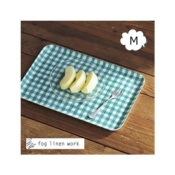 fog linen workより、リネンの生地のコーティングを施したトレイのご紹介です。■水に強く、汚れてもさっと拭けるコーティングトレイはfog の人気アイテム。■Ｍサイズは、プレイスマット代わりにつかえるサイズ感。一人分のお昼ごはんをの...
