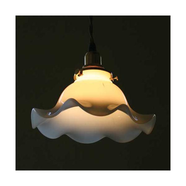 ホームステッドより、ミルクシェードのご紹介です。□サイズ：約直径19×h9.5cm□素材：ミルクガラス＝ご注意＝シェードのみの価格です。注）引っ掛けシーリング付アジャスター灯具　Ｅ-26用と　　引っ掛けシーリング付灯具E-26用は、　　取り...