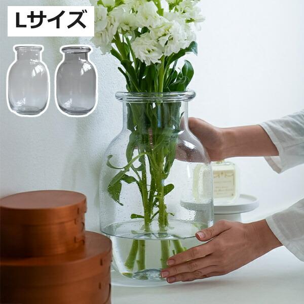 ぷつぷつ、プクプクと様々な表情の泡が入ったバブルガラスのフラワーベースのご紹介です。・こちらはＬサイズ。・ぽってりと厚みのあるボディに、くるりと巻き込んだ口径部分の仕上げ。底面には手仕事の証である”ポンデ”の跡も残り、まるで古いガラスベース...