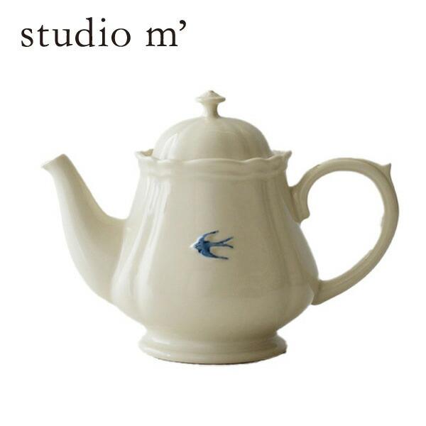 品番studio m'　スタジオエムアーリーバード ポット108208サイズ約 幅18×奥行11×高さ13.5cm容量450ccアーリーバード マグカップ約２杯分素材磁器/下絵付・透明釉/酸化※絵柄は一つひとつ手描きで施しています。色の濃さ...