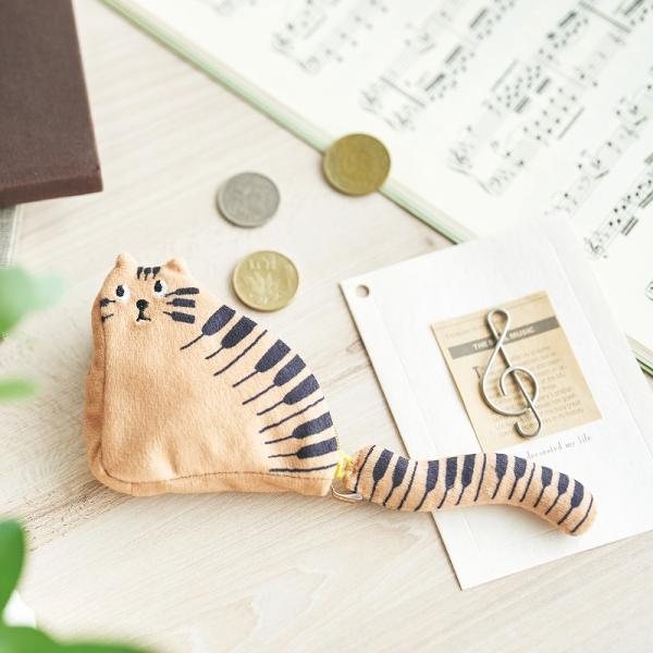 品番セトクラフト　ミニケースTABBY'S　MUSIC　MINI CASEサイズ9×2×8.5cm（シッポ含まず）素材ポリエステル原産国中国ブランドセトクラフトご注意※１つの価格です。※入荷時期により、生地色が多少異なる場合があります。ご了...