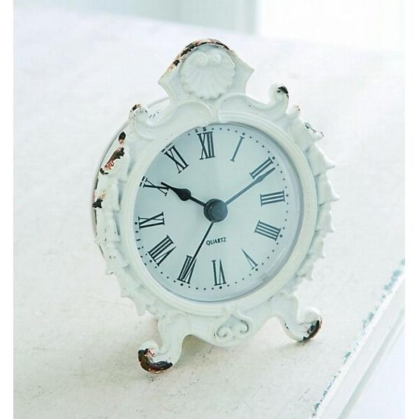 古びた雰囲気がアンティーク感を醸し出している、素敵な置き時計のご紹介です。■サイズ：約 幅7.8×奥行3.5×高さ10cm、文字盤サイズ / φ5.5cm■素材：ピューター、合成樹脂■アンティーク調■単４乾電池は含まれておりません。■アンテ...