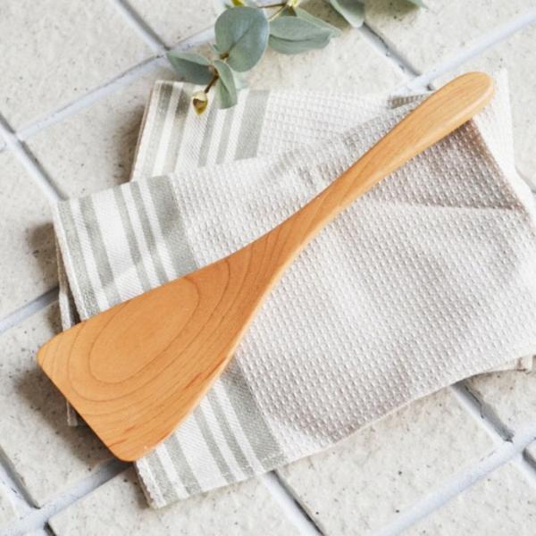 品番山桜 木べら（返し用）31607サイズ約 8×26×1.5cm素材天然木　山桜材　 (エゴマ油仕上げ)原産国日本ブランドロロ　LOLOご注意※木べらのみの、価格です※天然木を使用しているため、木目や色目は様々です。※節や傷がある場合がご...