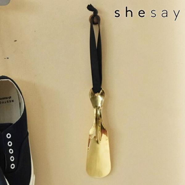 品番ＢＲＡＳＳシューホーン　ベグ303066サイズ約 幅5×高さ19cm素材ブラス（真鍮）リボン：ナイロン100%原産国インドブランドshesayご注意・１つの価格です。・真鍮は美しさ・重厚さを保ちつつ、使い込むほど味わいある色調に変化して...