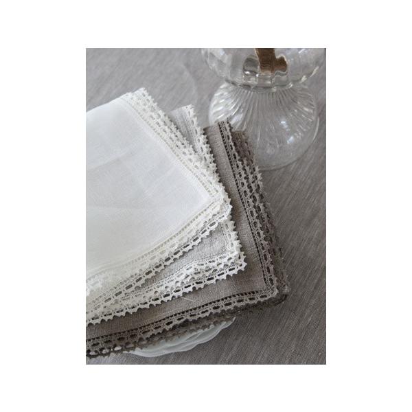 リーノ・エ・リーナ / Lino e Linaより、サイドにレースの縁取りされたエレガントなナプキンのご紹介です。■サイドにレースの縁取りされたエレガントなナプキン。■ソフトな風合いのレースが縁取りエレガンに仕上げました。■惜しみなく白を重...