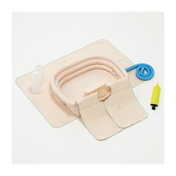 空気を注入して膨らませ、寝たままの姿勢で髪を洗うことができます。首廻りの形状を工夫し、しっかりとホールドします。【特徴】寝たママ洗髪できるコンパクトな洗髪器。シャワー用ボトル付。防臭・抗菌加工（本体）【仕様】品番：1123Aセット内容：洗髪...