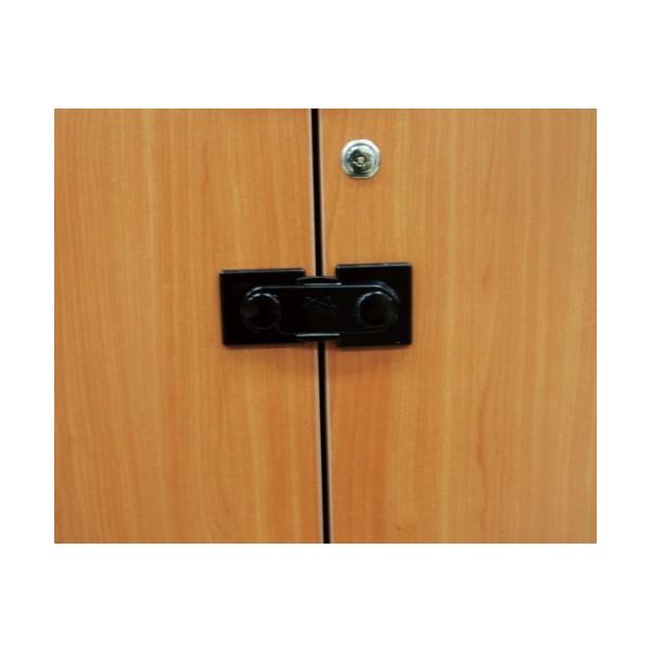 ◎　ベビーガード　開き戸用　ブラック　◎サイズ：１１５×３９×１３ｍｍ材　質：ＡＢＳ樹脂（本体）、アクリル系粘着材（両面テープ）●本体中心部の上下にあるツマミを右にスライドさせながら持上げると　ロックが解除になります。（Ｗアクションタイプ）...