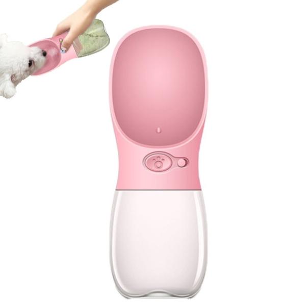 コンパクトでお散歩中の持ち運びにも便利なペット用ウォーターボトルが登場！★ワンタッチでどこでも水分補給ワンタッチボタン付きで、ボトルにお水を入れておけば、いつでもどこでも簡単にワンタッチでわんちゃんにお水を与えることができます。★水が漏れな...