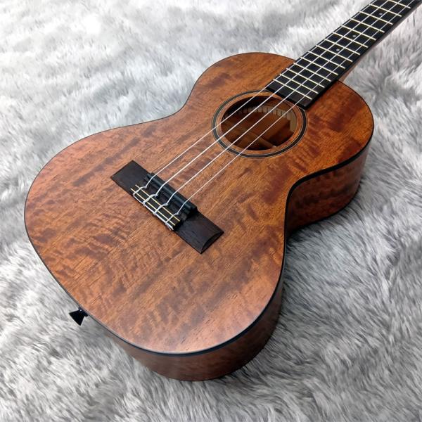 KALAのテナーウクレレ「KA-CM-T」です。Curly Mangoシリーズの独特のフィギュアリングは、万華鏡のような色彩で、ユニークで装飾的な表情を与えています。ボディサイズは、ウクレレの中でスタンダードなサイズ「ソプラノ」を一回り程大...