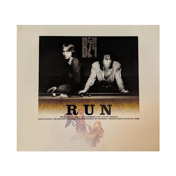 ARTIST：B'zTITLE：RUNNO：BMCR-104JANコード：4938068100010☆初回プレス盤/スリーブケース仕様☆特典フォトカードあり♪収録曲♪1.THE GAMBLER 2.ZERO 3.紅い陽炎 4.RUN 5.O...