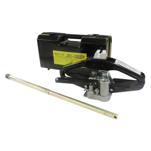 マサダ製作所(Masada) 乗用車 シザーズジャッキ 1,000kg DPJ-1000DX●タイヤ交換やチェーン着脱に、少ない力でスピーディーに車両を持ちあげられます。●最低位が低く、ストロークが長いジャッキです。●ハンドルが伸縮式となっ...