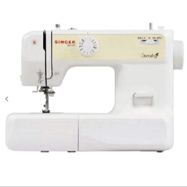 Color:イエロー シンガー 電子ミシン Dorothy ホワイト/イエロー SN-1YE【簡単】スタート・ストップはボタンをポンと押すだけ。【自動針穴糸通し】面倒な糸通しも簡単！レバーひとつで針に糸が通せる優れもの！【下糸ラクスルー】ボ...