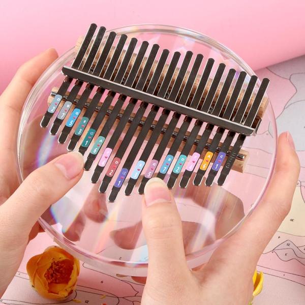 カリンバ17キ、ラウンド アクリル レインボー サム ピアノ、親指ピアノ、レインボーアクリル、高性能保護ケース付き（サムピアノ + EVAピアノケース + スケールステッカー + チューニングハンマー + フィンガーセット + 楽譜 + ク...