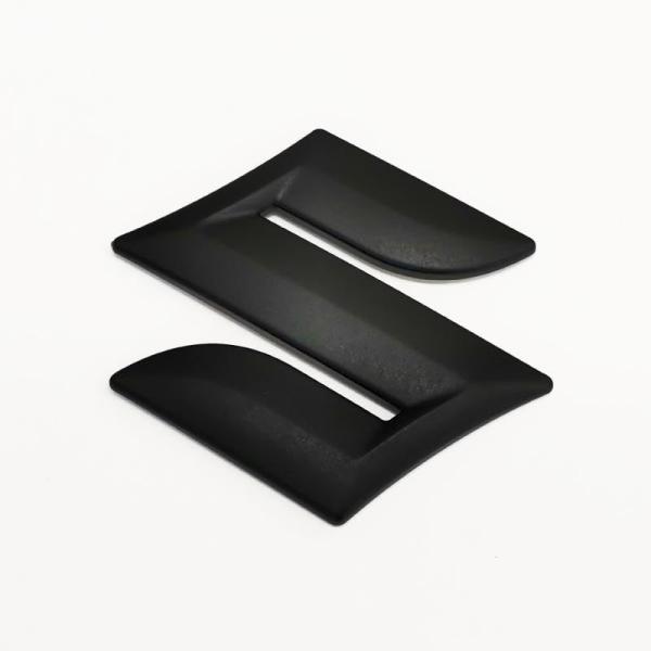 ジムニー JB64 シエラ ノマド エンブレム 「S」マーク 艶消しブラック仕様 純正エンブレム塗装 マットブラックジムニーJB64/JB74/JC74のスズキ純正「S」エンブレムを、艶消しブラック（マットブラック）に塗装した商品です。クロ...