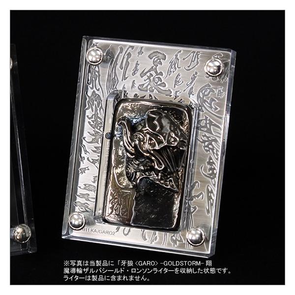 METAL EDIT・牙狼のオイルライターを、より迫力アップしてディスプレイする「ザルバ・アートスタンド」登場！真鍮製のプレートにデザインをエッチングし、金属加工で立体的にザルバを表現。透明度の高いアクリルと組み合わせることで、ライターが浮...