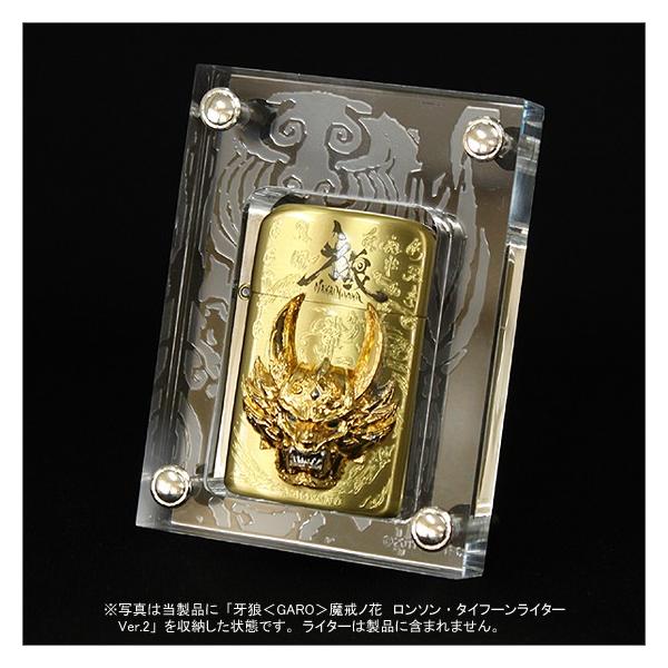 METAL EDIT・牙狼のオイルライターを、より迫力アップしてディスプレイする「ザルバ・アートスタンド」登場！真鍮製のプレートにデザインをエッチングし、金属加工で立体的にザルバを表現。透明度の高いアクリルと組み合わせることで、ライターが浮...