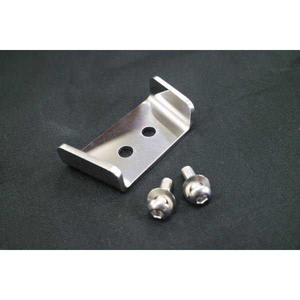 ●材質　　　オールステンレス　SUS304　鏡面●対応車種　ジムニー　SJ30、JA系ボディ（ワゴン、幌車共通）のリアドアのガイド●付属品　　キャップボルト、ワッシャ ●商品説明　・ステンレスSUS304製のリアドアガイドです。　・ガイドの...