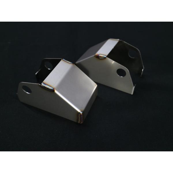 ●材質　　　SUS304　0.8t　表面2B仕上げ　2個1組●付属品　無し●対応車種　KX250　KX450　2021以降用●商品説明・ステップ下部ピボットのカバーです。2個左右分1組の価格です。・深いわだち走行時等にすき間に土等が入りステ...