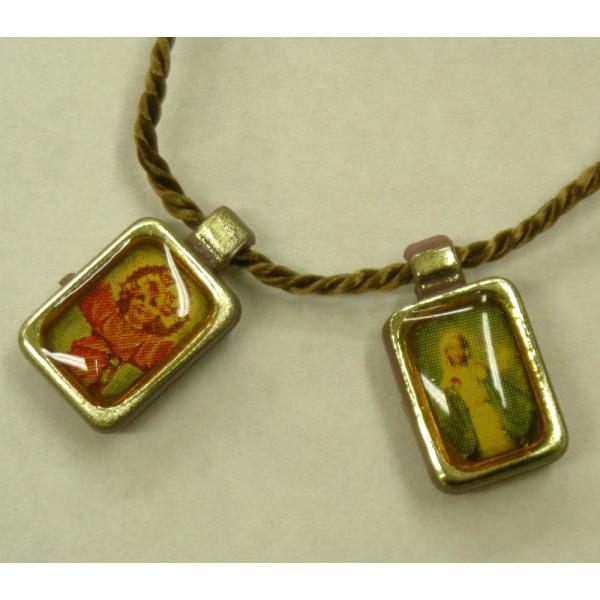 カトリック聖人の札が２個ついたお守り。聖人が前からも後ろからも守ってくれる様に1枚は胸側にもう一枚は背中側にかけます。昔から兵士が戦さに行く時や人々が旅に出る時などに無事を祈って使われてきました。現在では南米系のサッカー選手が多く使用してい...