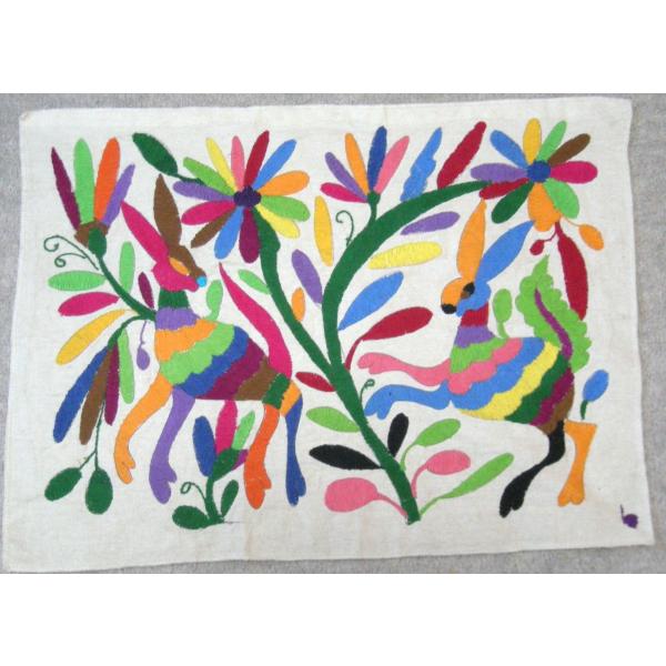 メキシコのイダルゴ州に住む先住民、オトミ族により創られるカラフルな手刺繍です。身近に見られる動物や花などをモチーフにフリーハンドで下書きして何日も何カ月もかけて丁寧に刺繍されています。サイズ　約35ｘ４8ｃｍ