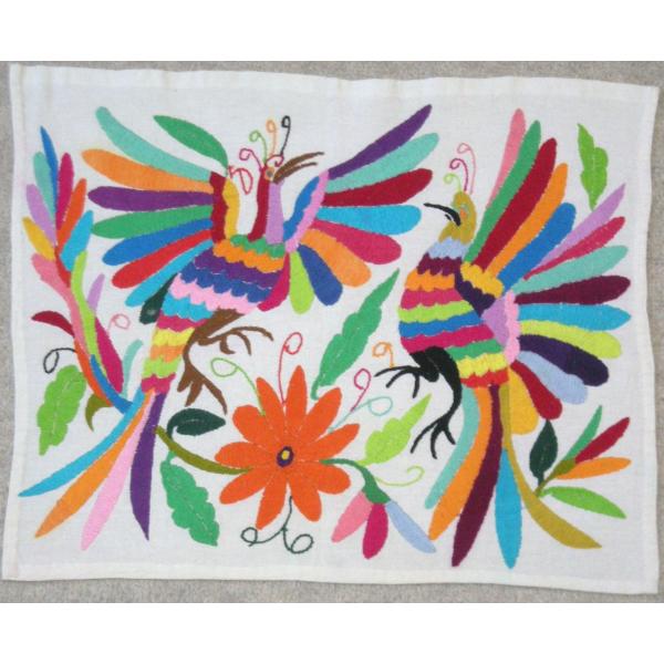 メキシコのイダルゴ州に住む先住民、オトミ族により創られるカラフルな手刺繍です。身近に見られる動物や花などをモチーフにフリーハンドで下書きして何日も何カ月もかけて丁寧に刺繍されています。サイズ　約34ｘ４2ｃｍ