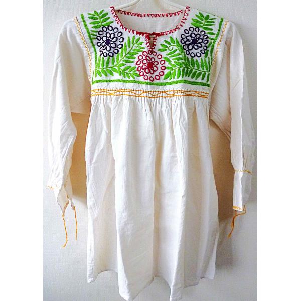 メキシコ・チアパス地方の手刺繍チュニック。生地はソフトなコットンです。コットン100％　　　メキシコ製身幅　53ｃｍ　　着丈 75ｃｍ
