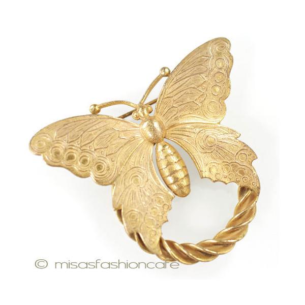 アンティーク・ヴィンテージコスチュームジュエリー 商品：ブローチブランド：Miriam Haskell　ミリアムハスケル　（刻印あり）。サイズ：横幅5.3cm。 デザイン：ロシアンゴールドの蝶＆ツイステッド・リング。状態：大変良いエクセレン...