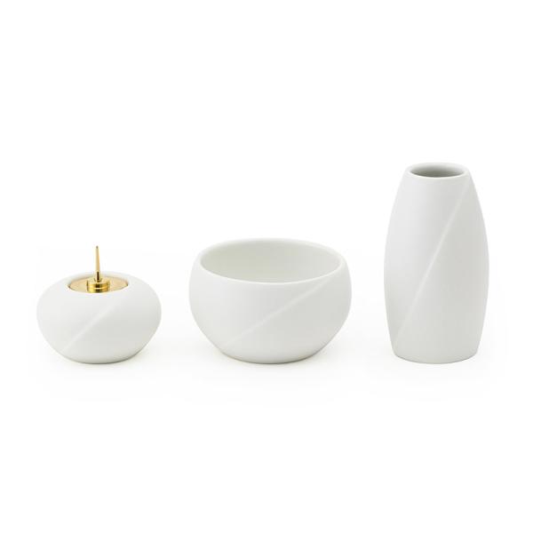 ■仏具サイズ・香立て 高さ5.0cm　直径8.8cm・火立て 高さ3.9cm　直径6.7cm・花立て 高さ10.0cm　直径5.7cm■仏具素材磁器　肥前吉田焼■三具足　製造日本製