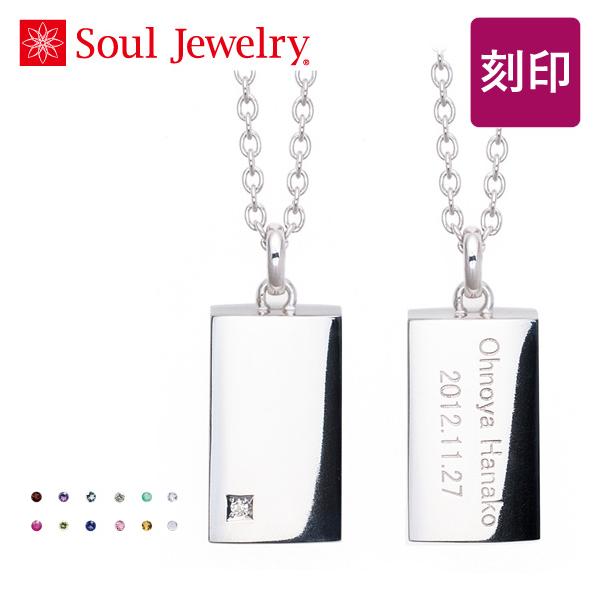 お客様からのご要望が大変高かった文字刻印に対応いたしました。裏面に大切な人のお名前や日付の刻印が上下段それぞれに最大21文字までお入れ出来ます。