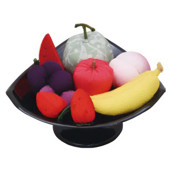 ◎内容物・ちりめん細工果物×7 （メロン、バナナ、スイカ、りんご、ぶどう、いちご、もも)各1点ずつ◎サイズ（飾り付けたサイズ）幅16cm×奥行16cm×高さ10.5cm◎素材レーヨンちりめん。ABAS樹脂◎製造国産・日本製