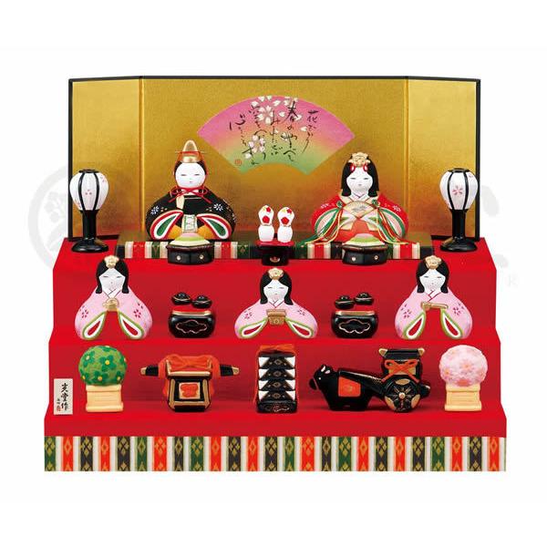 【商品名】【2455】●ひな人形●錦彩華みやび雛（三段飾り）【陶器本体のサイズ】高さ　男6cm・女5.5cm【飾り段サイズ】高さ10cm×横巾26cm※化粧箱入りです。※商品はすべて手作りの為、色合いや質感が実際の商品とは多少異なる場合がご...