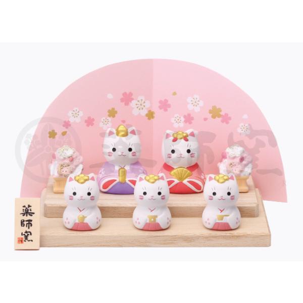 【2655】●ひな人形●錦彩ねこ飾り雛(平飾り)【陶器本体のサイズ】高さ　男4cm・女4cm※商品はすべて手作りの為、色合いや質感が実際の商品とは多少異なる場合がございます。※こちらは取り寄せ商品です。※メーカーの在庫状況により発送までお時...