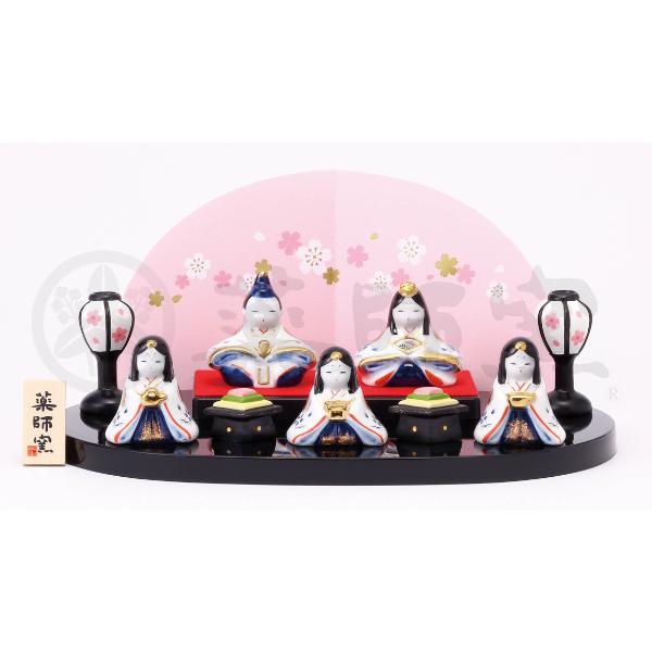 【2663】●ひな人形●染錦弥生飾り雛(平飾り)【陶器本体のサイズ】高さ　男4cm・女4cm※商品はすべて手作りの為、色合いや質感が実際の商品とは多少異なる場合がございます。※こちらは取り寄せ商品です。※メーカーの在庫状況により発送までお時...