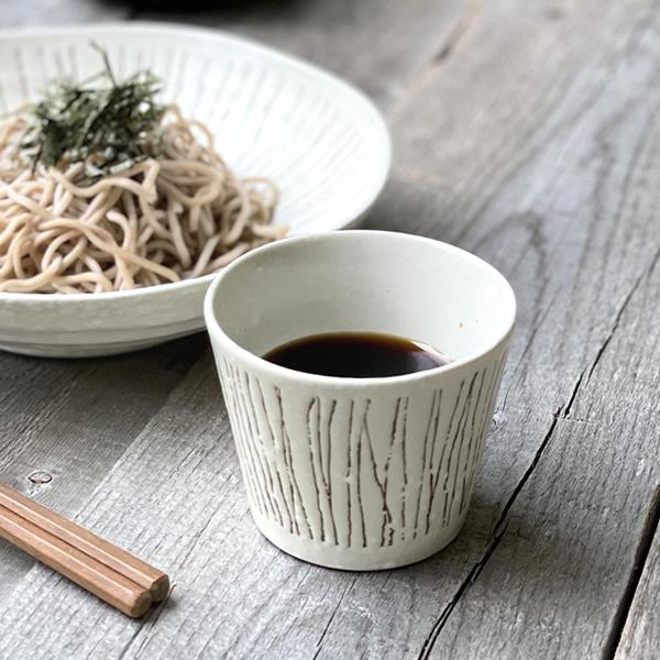 【商品名】彫十草そば猪口【サイズ】8.4cm×8.4cm×高さ6.8cm（※全て外寸です）【重さ】156g（※サイズと重さは商品ごとに誤差がございます）【容量】満水時200cc【材質】磁器※日本製（美濃焼）  ※電子レンジ、食器洗浄機：可●...