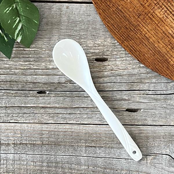 【商品名】白い食器　カレースプーン【サイズ】3.7cm×17.5cm×高さ2.3cm（※全て外寸です）【重さ】35g（※サイズと重さは商品ごとに誤差がございます）【材質】磁器【質感】ツルツル【色味】ホワイトレベル2※日本製（美濃焼）※電子レ...