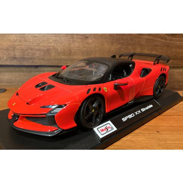 フェラーリの公道走行可能なサーキット専用車「XXプログラム」初のモデルであり、SF90をベースに究極の空力とパワーを与えられた「SF90 XX ストラダーレ」を、マイスト（Maisto）が1/18の大迫力スケールでダイキャストモデル化。車種...