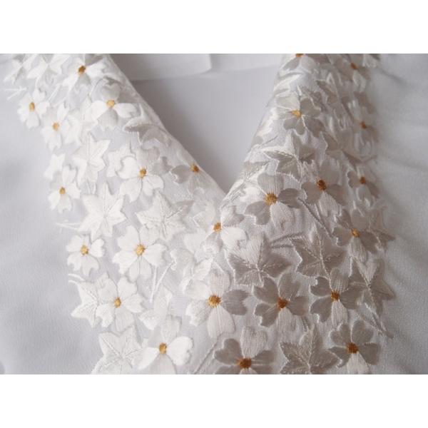 巾　約16cm長さ　約110cm半衿地…ポリエステル刺繍糸…レーヨン桜と楓、松葉の吹き寄せ柄が密に刺繍された半襟です半襟は少ししかでないので、こちらのように細かめな柄はよく映えますね金糸入は華やかに、銀糸入はごく控えめながら、その存在感を示...